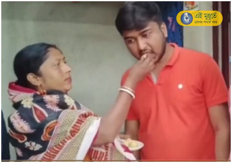 কানের দুল বিক্রি করে পড়াশোনা করিয়েছেন মা, সেই ছেলে হবু বিডিও